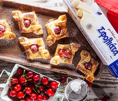Mini puff pastry pies with Cream Cheese and Cherries - Evoiki Zimi